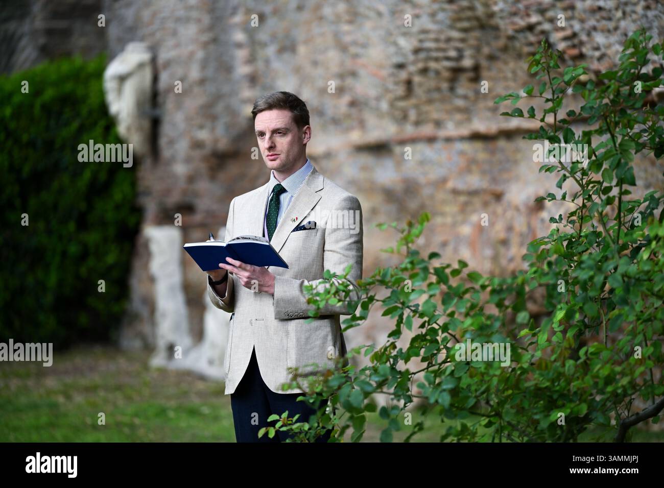 Royal tour artist Fraser Scarfe illustrates in the gardens of Villa ...