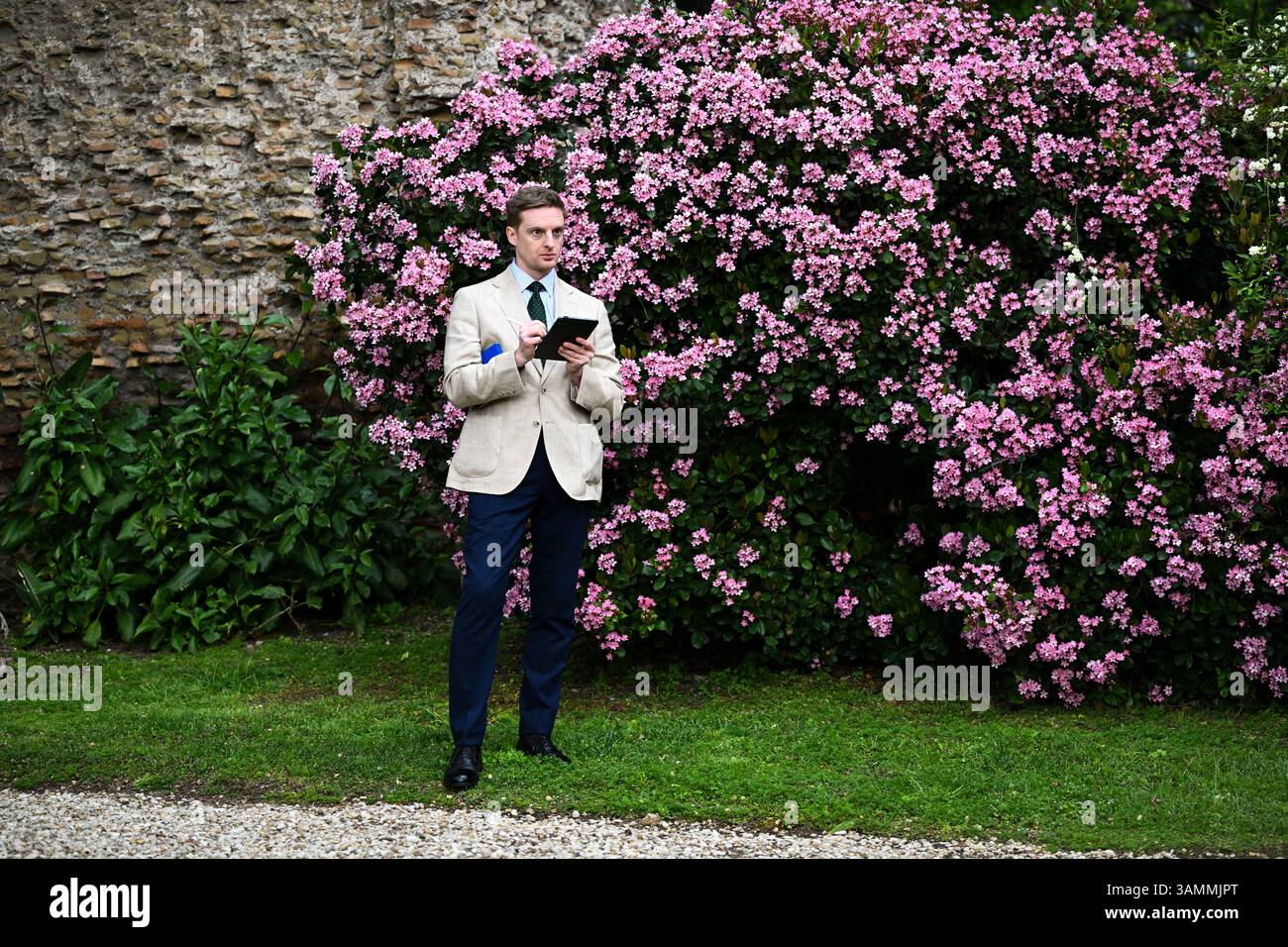 Royal tour artist Fraser Scarfe illustrates in the gardens of Villa ...