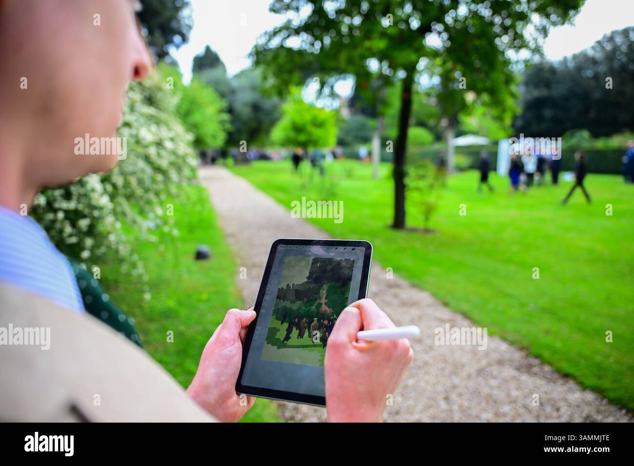 Royal tour artist Fraser Scarfe illustrates in the gardens of Villa ...