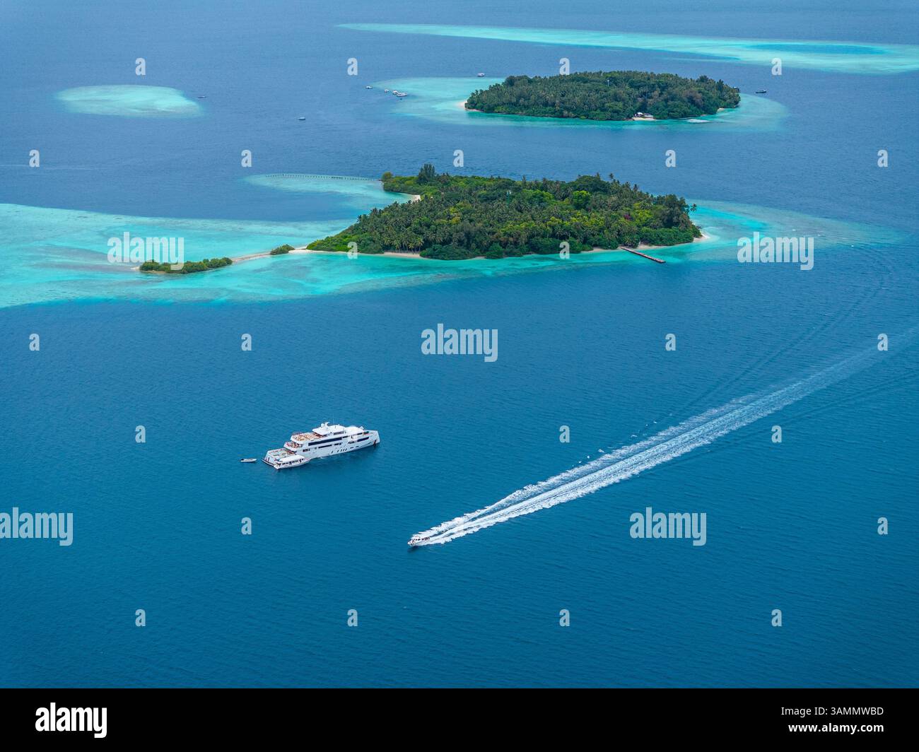 Aerial view of idyllic Maldive islands with turquoise ocean and ...