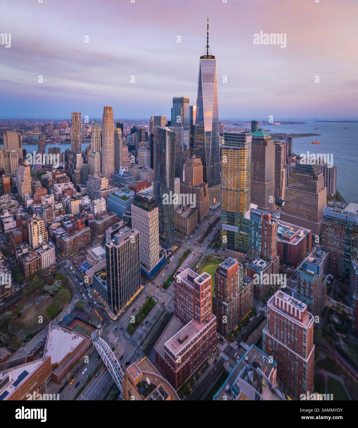 Aerial overhead manhattan drone flight hi-res stock photography and ...