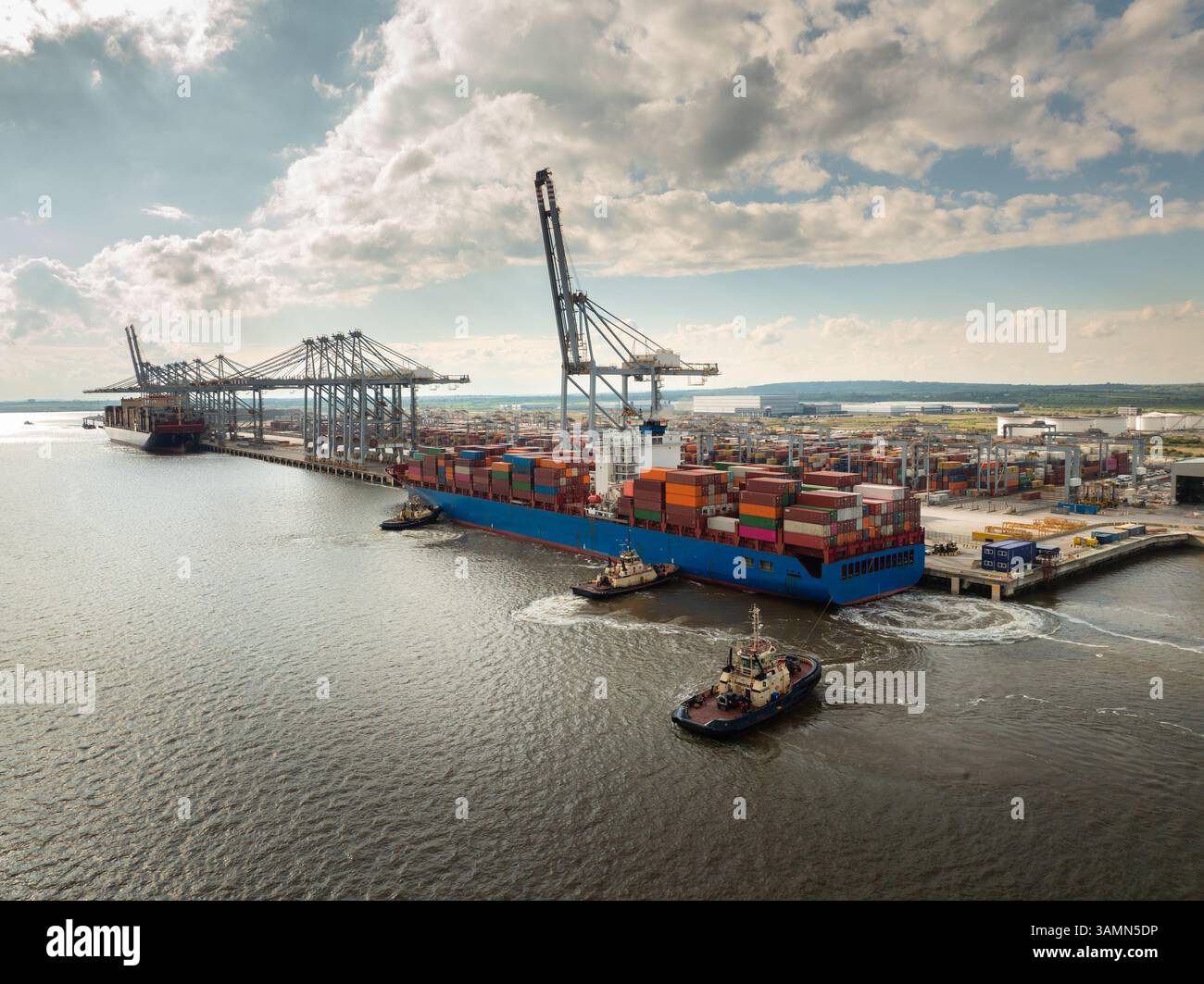 Shipping gateway hi-res stock photography and images - Alamy