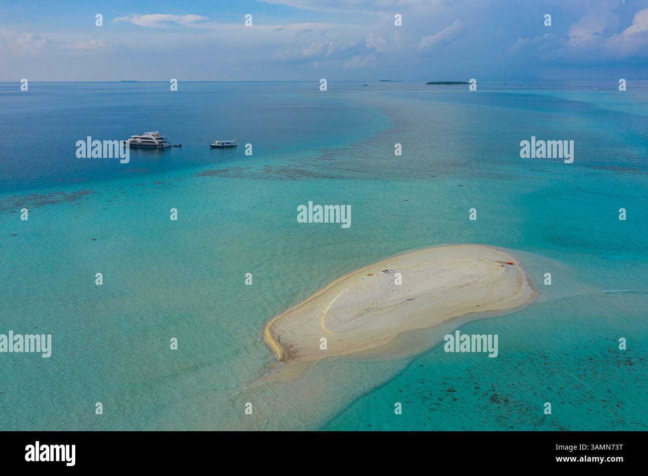 Aerial view of sailing boats along Vaavu Atoll on Maldives archipelagos ...