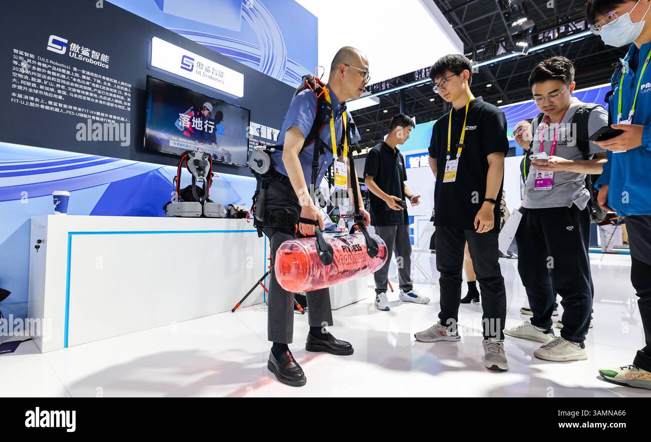 (250414) -- HAIKOU, April 14, 2025 (Xinhua) -- An exoskeleton robot by ...