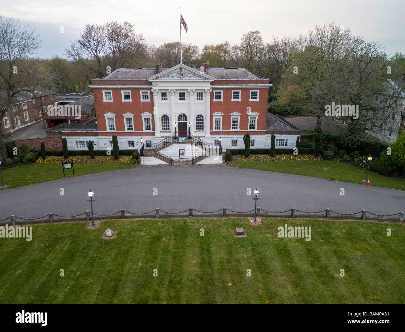 Town hall gates hi-res stock photography and images - Alamy