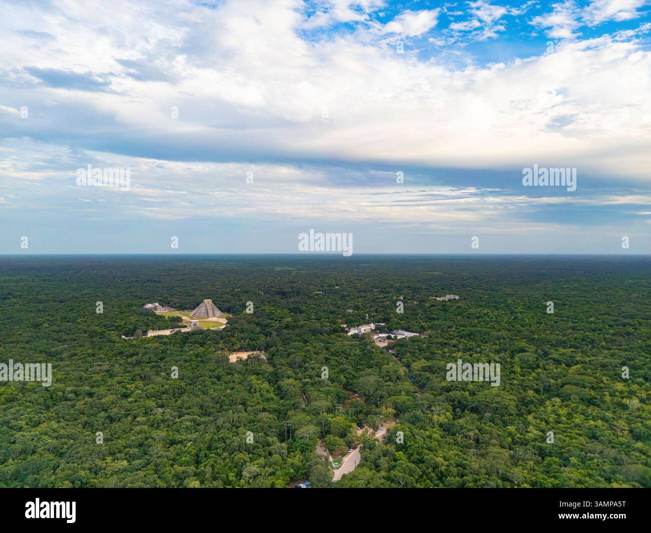 Aerial View of Mayan ruin site Chichén Itzá, Yucatán, Mexico Stock ...