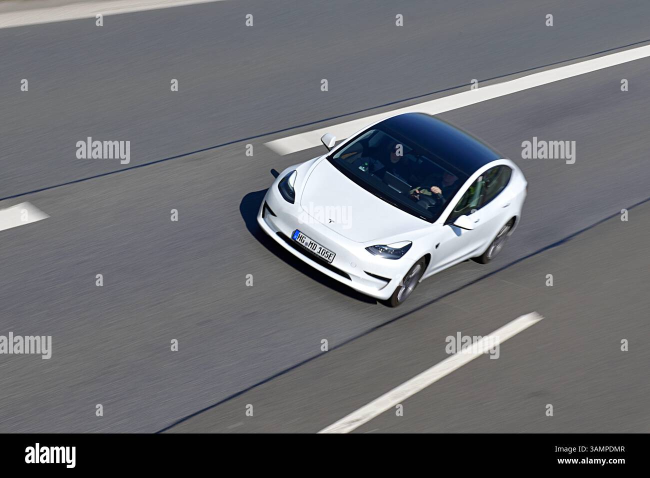 14.4.2025 Tesla Ein Tesla auf der Autobahn Heddesheim A5 Baden ...