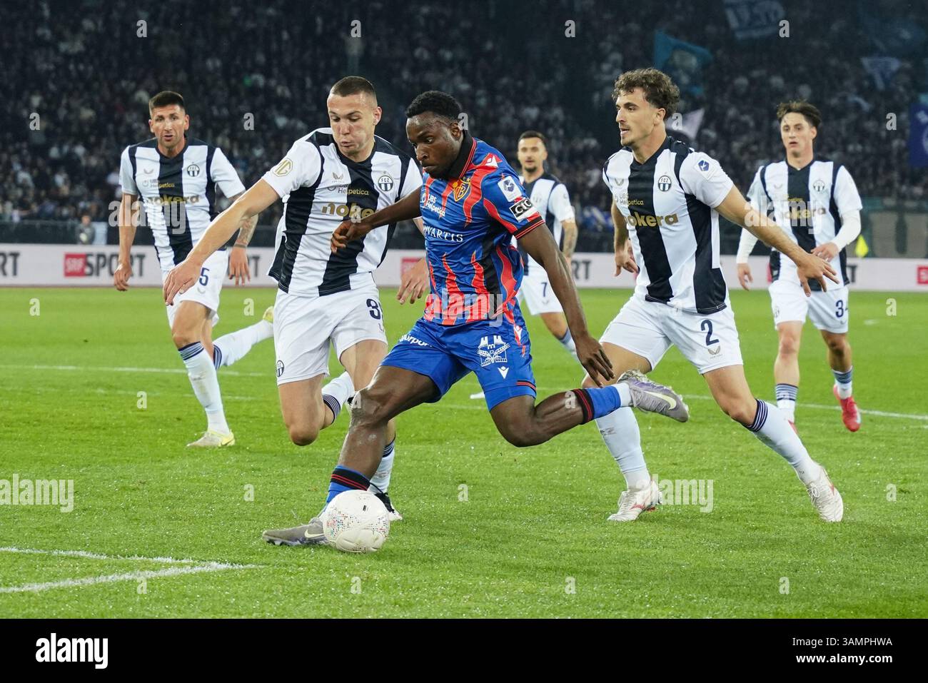 Philip Otele (7 FCB) and Lindrit Kamberi (2 FCZ) and David Vujevic (35 ...