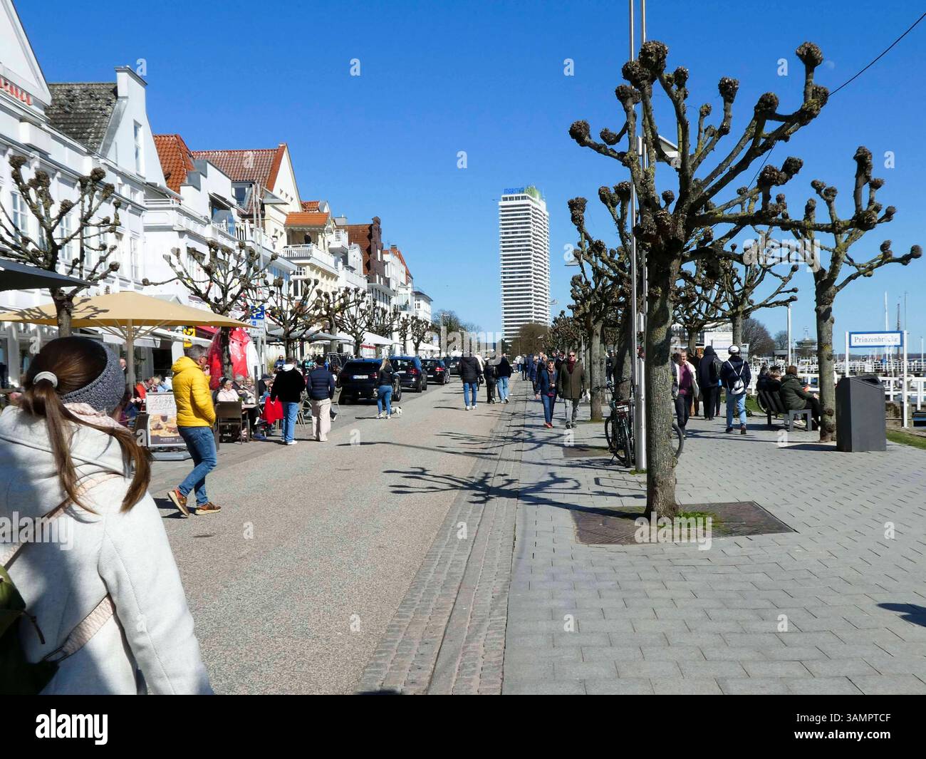 Schleswig-Holstein Luebeck - Travemuende Blick auf die Strandpromenade ...