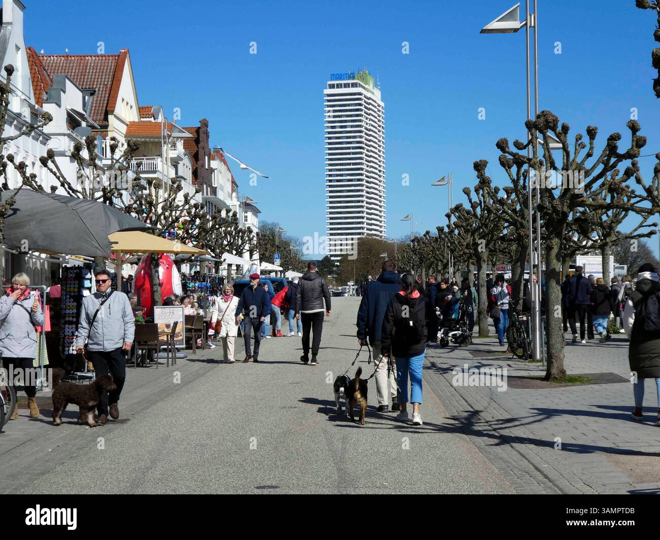 Schleswig-Holstein Luebeck - Travemuende Blick auf die Strandpromenade ...