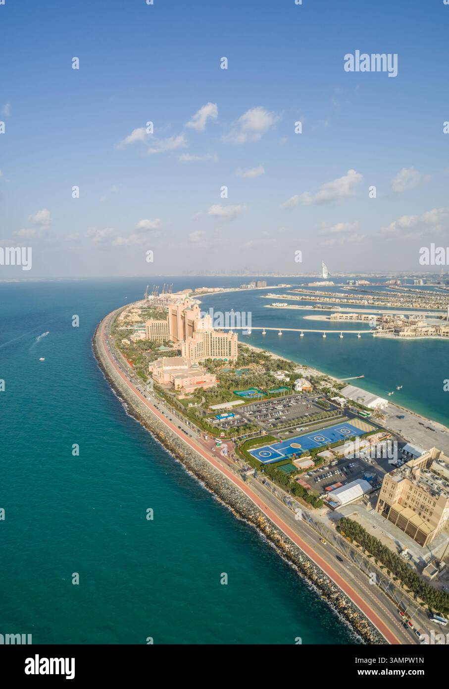 Aerial view of Dubai Atlantis Hotel on the Palm Jumeirah island, U.A.E ...