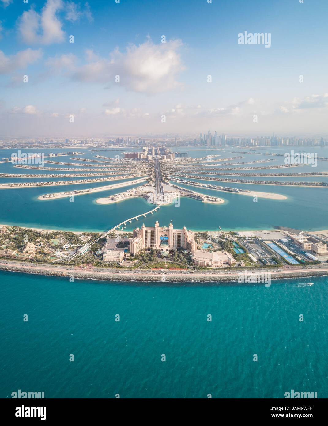 Panoramic aerial view of Atlantis hotel on the Palm Jumeirah in Dubai ...