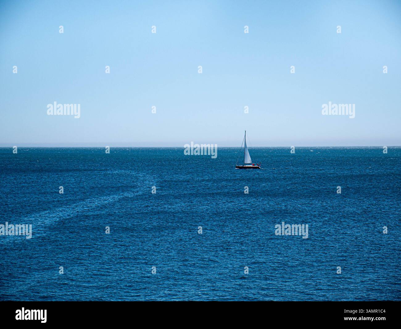 Calm sea under blue sky hi-res stock photography and images - Alamy