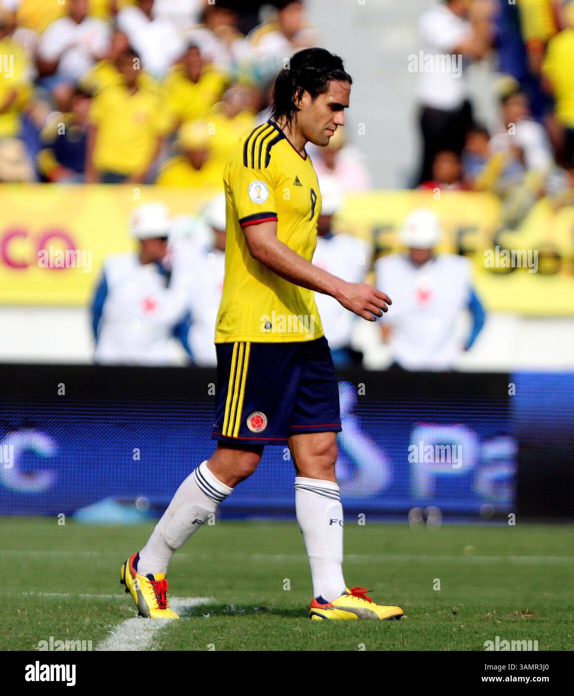 En su rodilla hi-res stock photography and images - Alamy