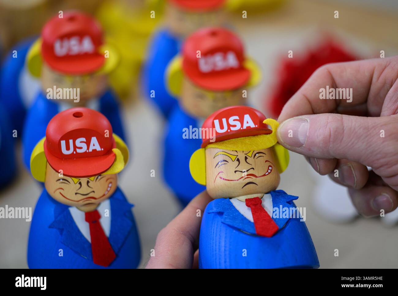 PRODUCTION - 14 April 2025, Saxony, Seiffen: In the workshop of ...
