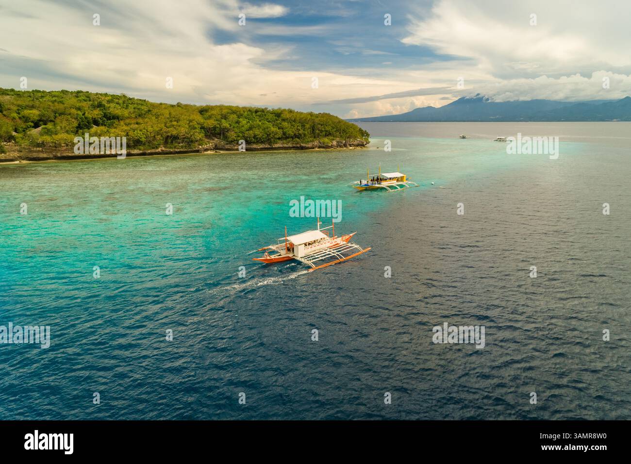 Aerial view of traditional filipino fishing boats by Sumilon island ...
