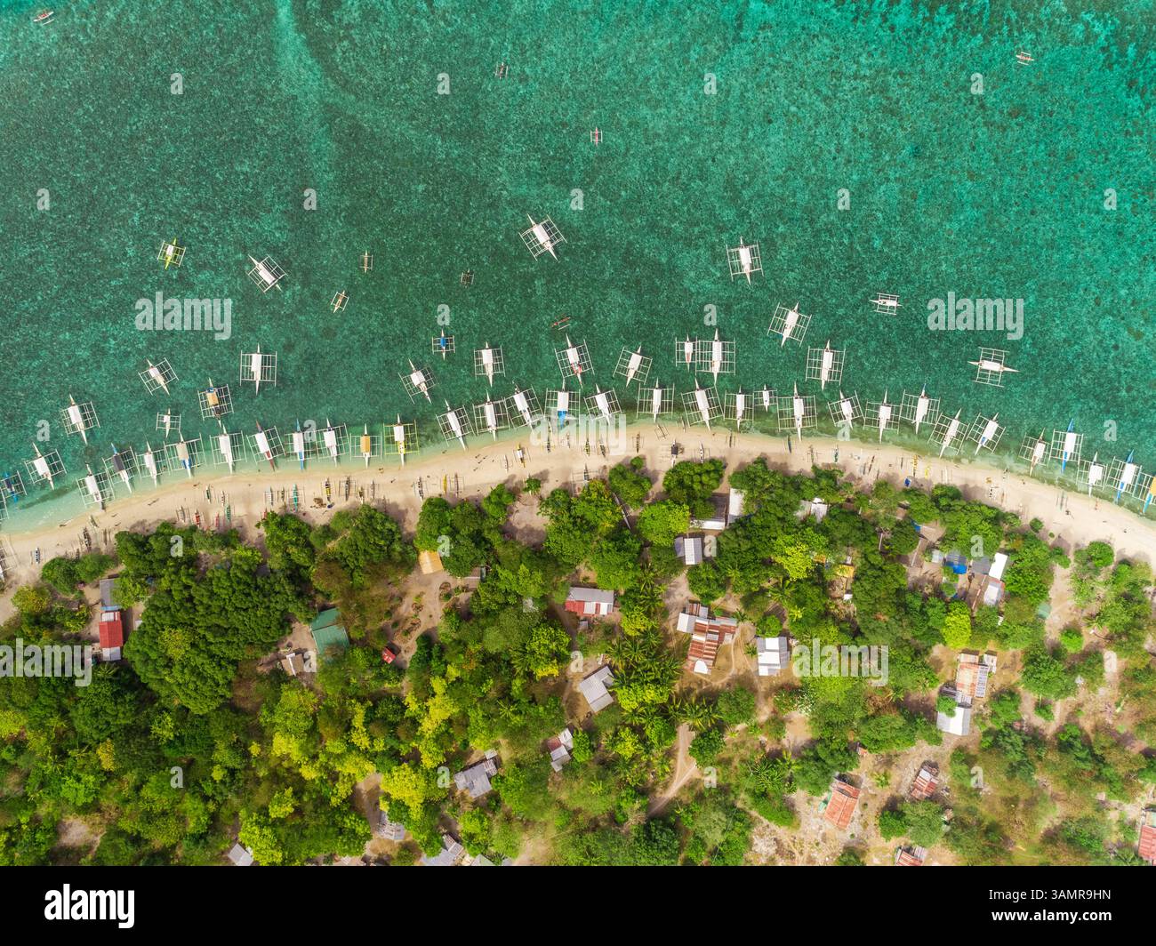 Aerial view of beach, buildings, filipino boats, Balicasag Island ...