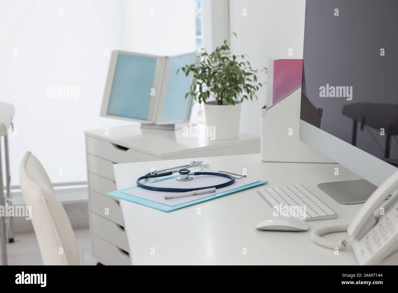 Stethoscope, computer and clipboard on desk in doctor's office Stock ...