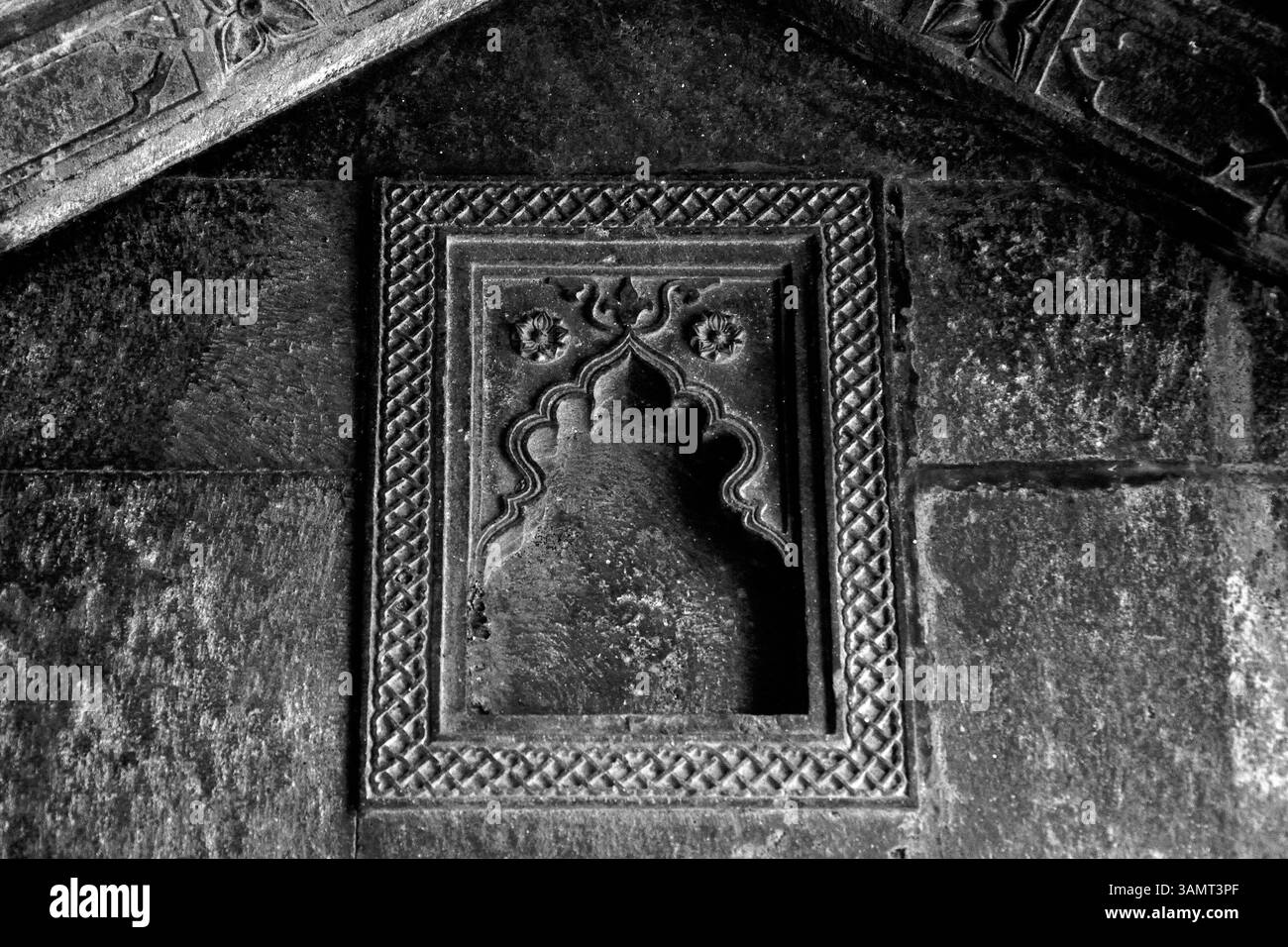 Carvings, the Damdi Masjid (Damri Masjid), is a former mosque, located ...