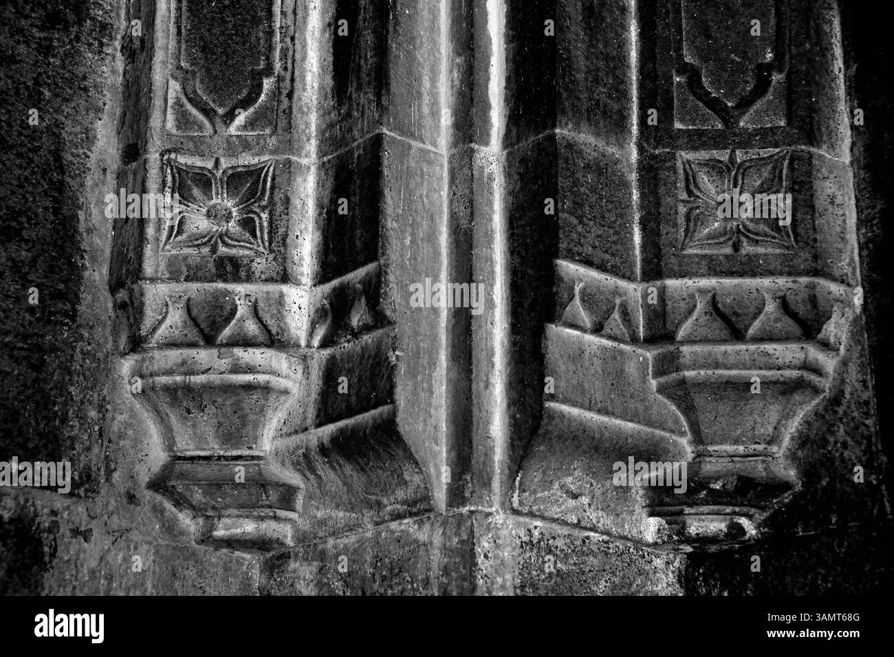 Carvings, the Damdi Masjid (Damri Masjid), is a former mosque, located ...