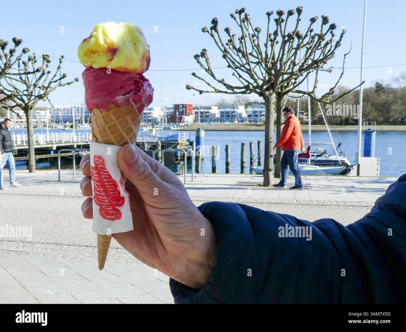 Milch mit eis hi-res stock photography and images - Alamy