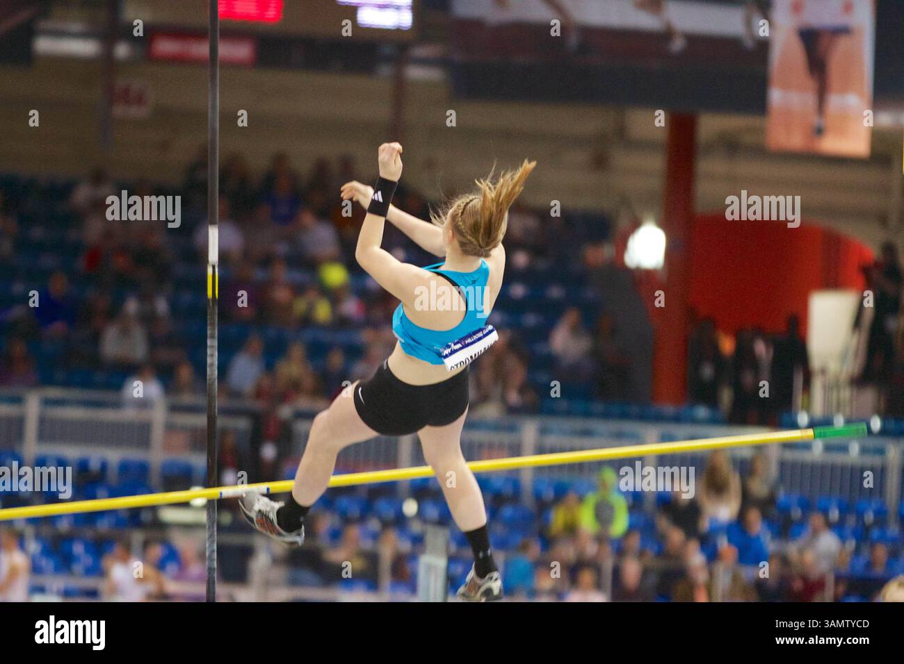 Pole vaulter goes over bar hi-res stock photography and images - Alamy