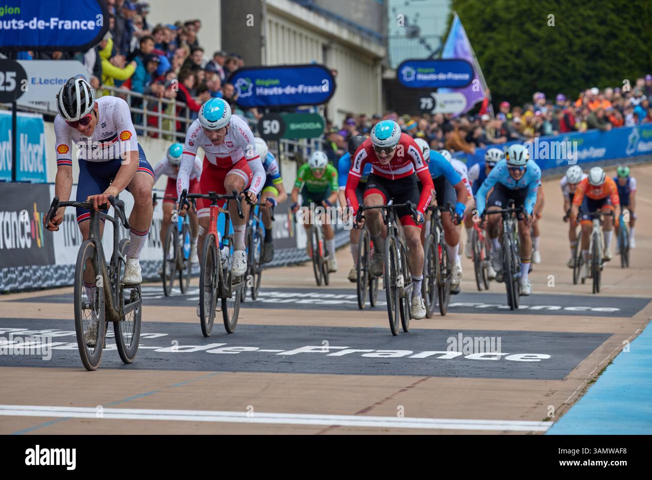 Paris Roubaix Juniors 2025 1. Michiel Mouris 2. Ashlin Barry 3. Mikita ...