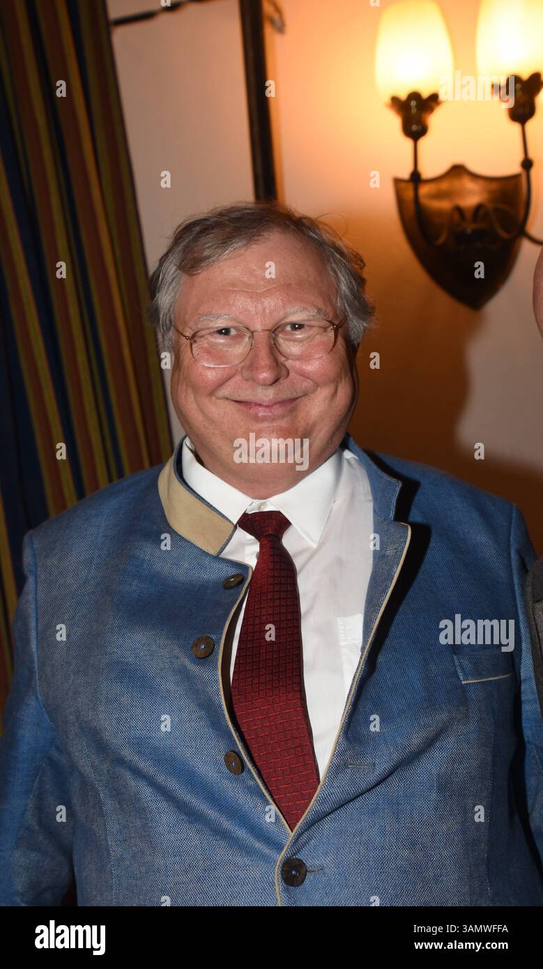 Albert Fueraecker Finanzminister Dr Michael Moeller Hofbraeu Direktor ...