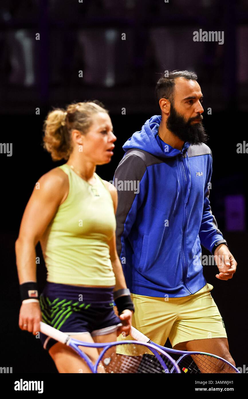 Laura Siegemund bei ihrem Training auf dem Centre Court hier mit ihrem Trainer Antonio Zucca ...