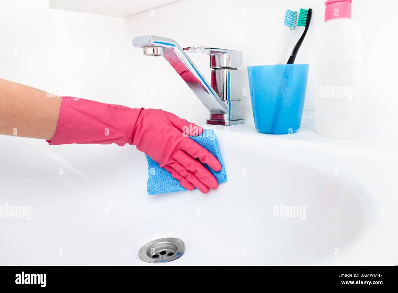 Gloved hand cleaning bathroom sink hi-res stock photography and images ...