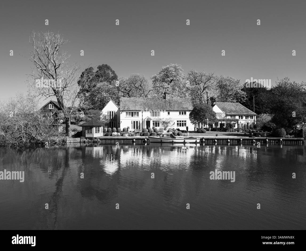Henley on thames house Black and White Stock Photos & Images - Alamy