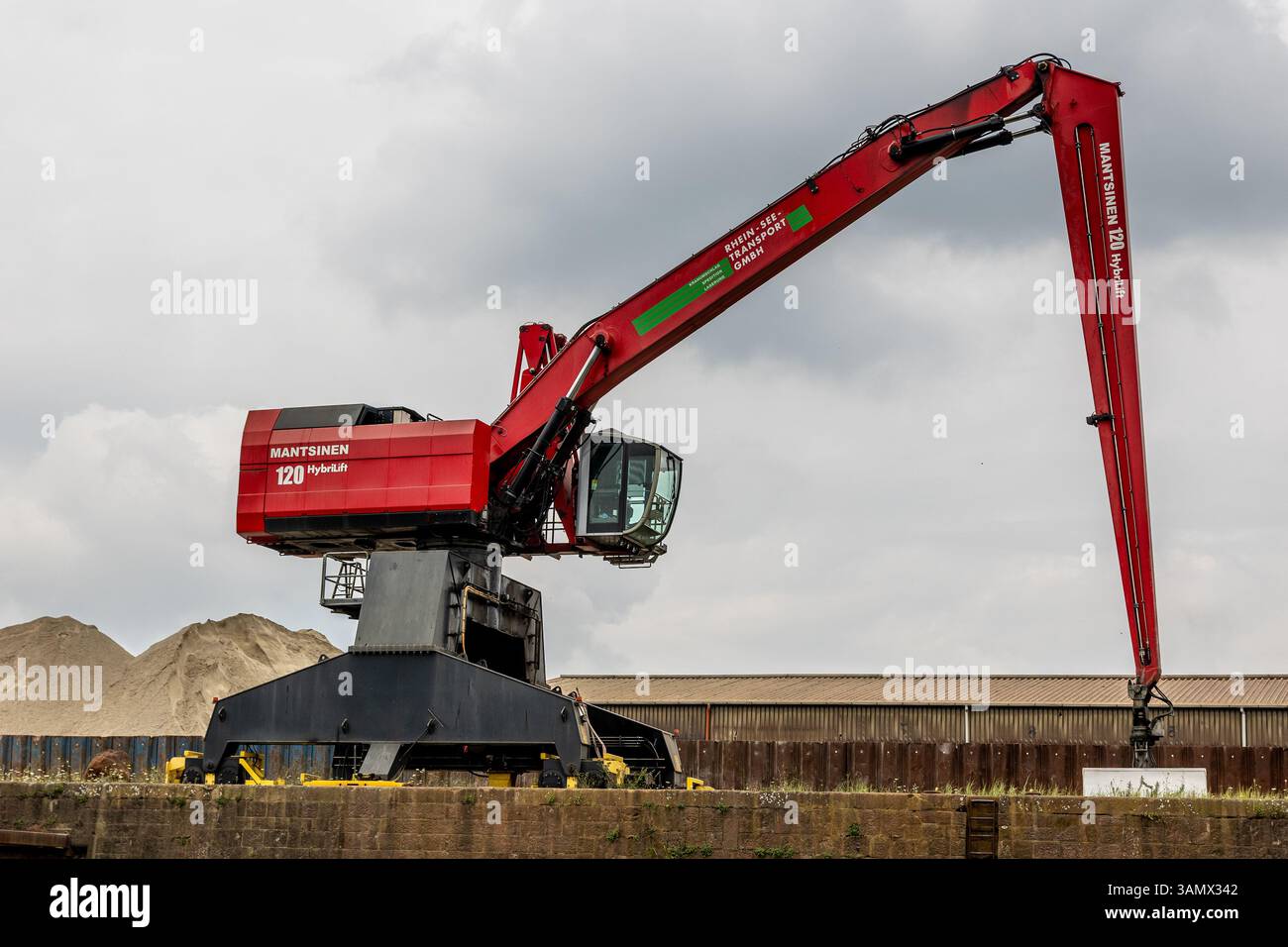 Handling heavy materials hi-res stock photography and images - Alamy