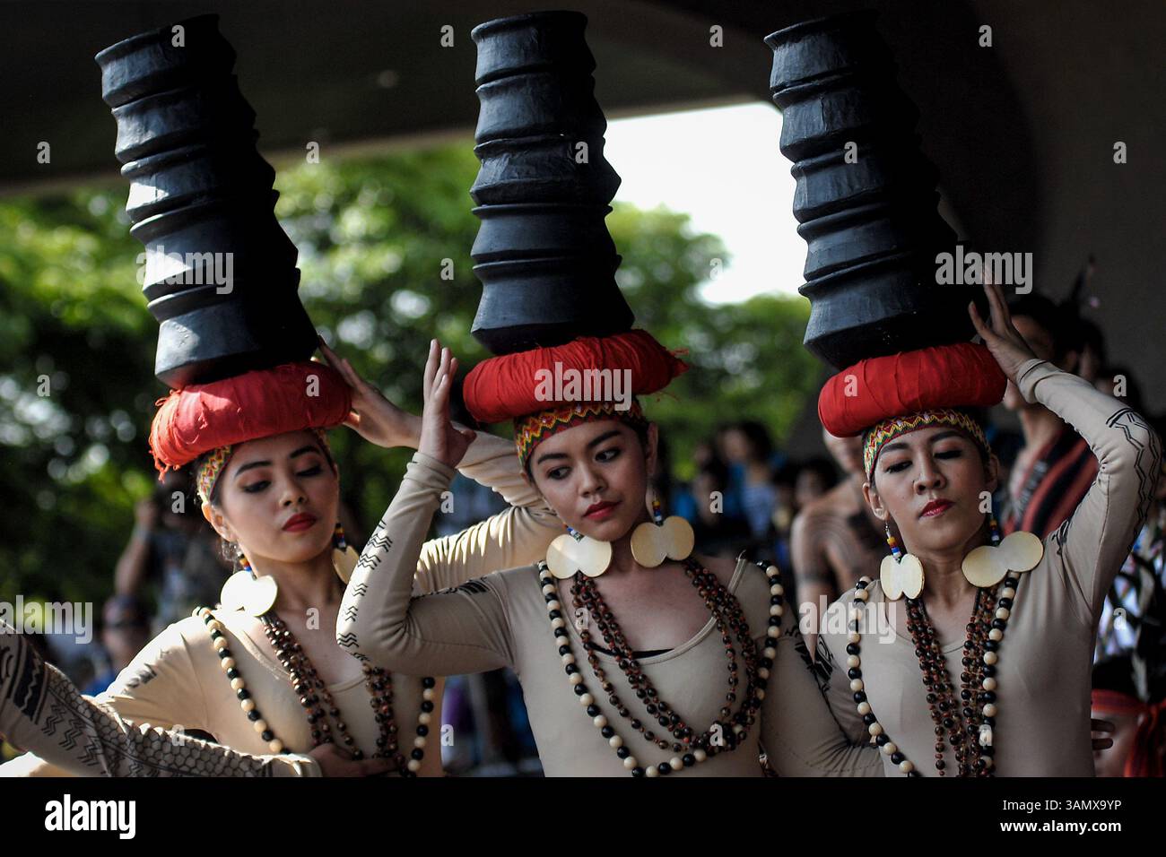 Filipino dance balance hi-res stock photography and images - Alamy
