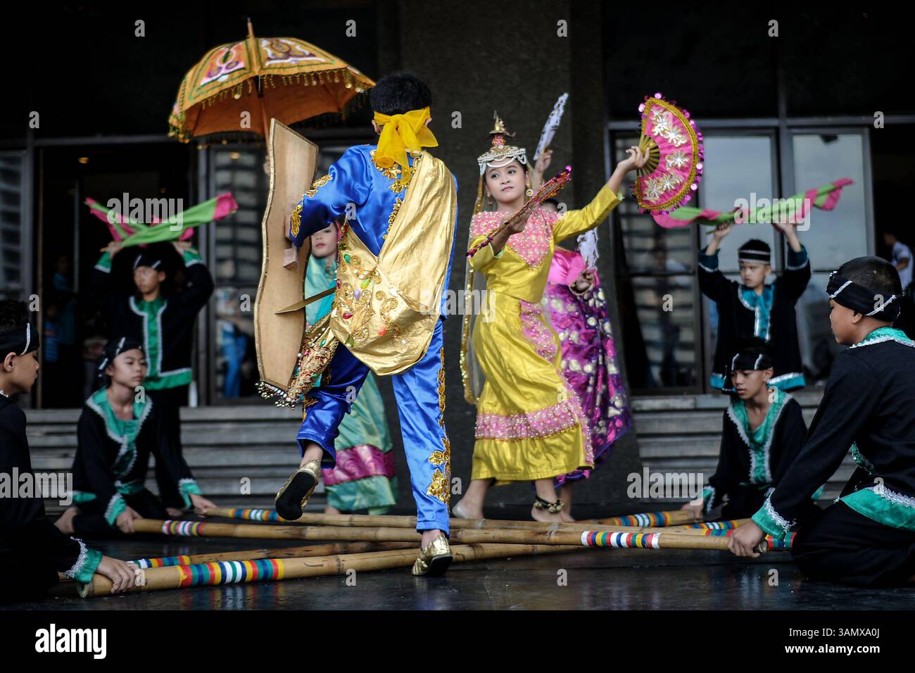 Tinikling dance hi-res stock photography and images - Alamy
