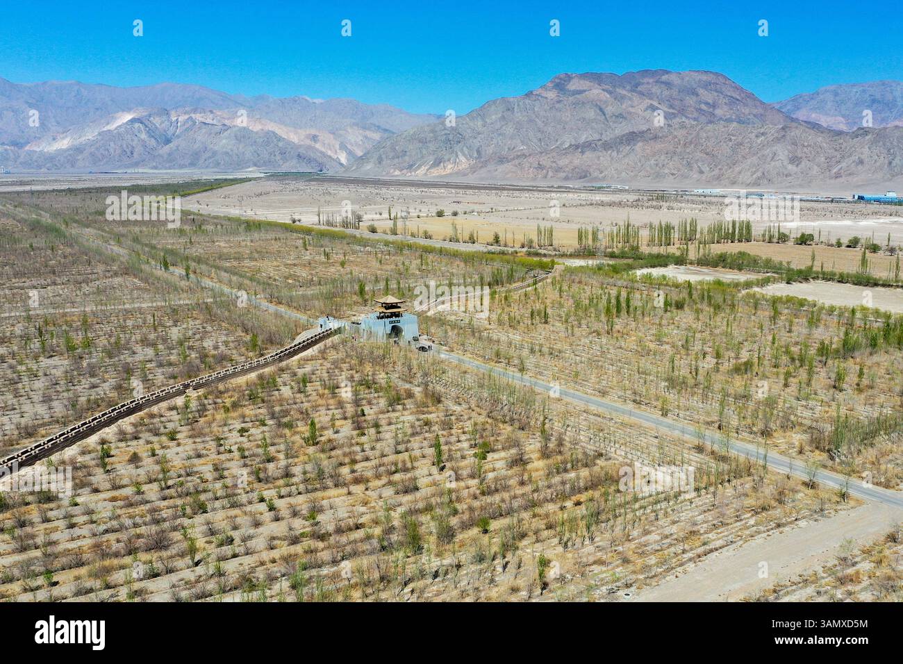 (250414) -- URUMQI, April 14, 2025 (Xinhua) -- An aerial drone photo ...