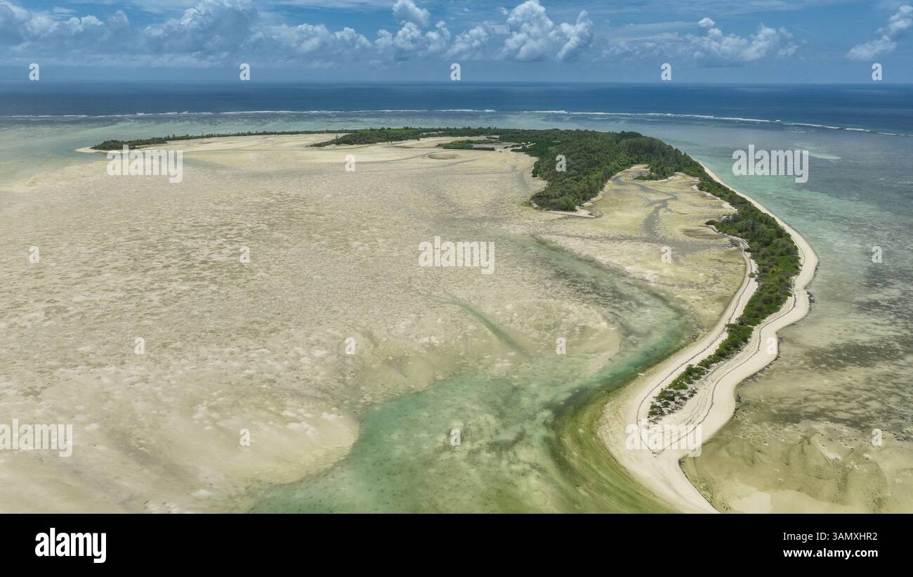Aerial view of St Francois atoll and the lagoon at low tide, Seychelles ...