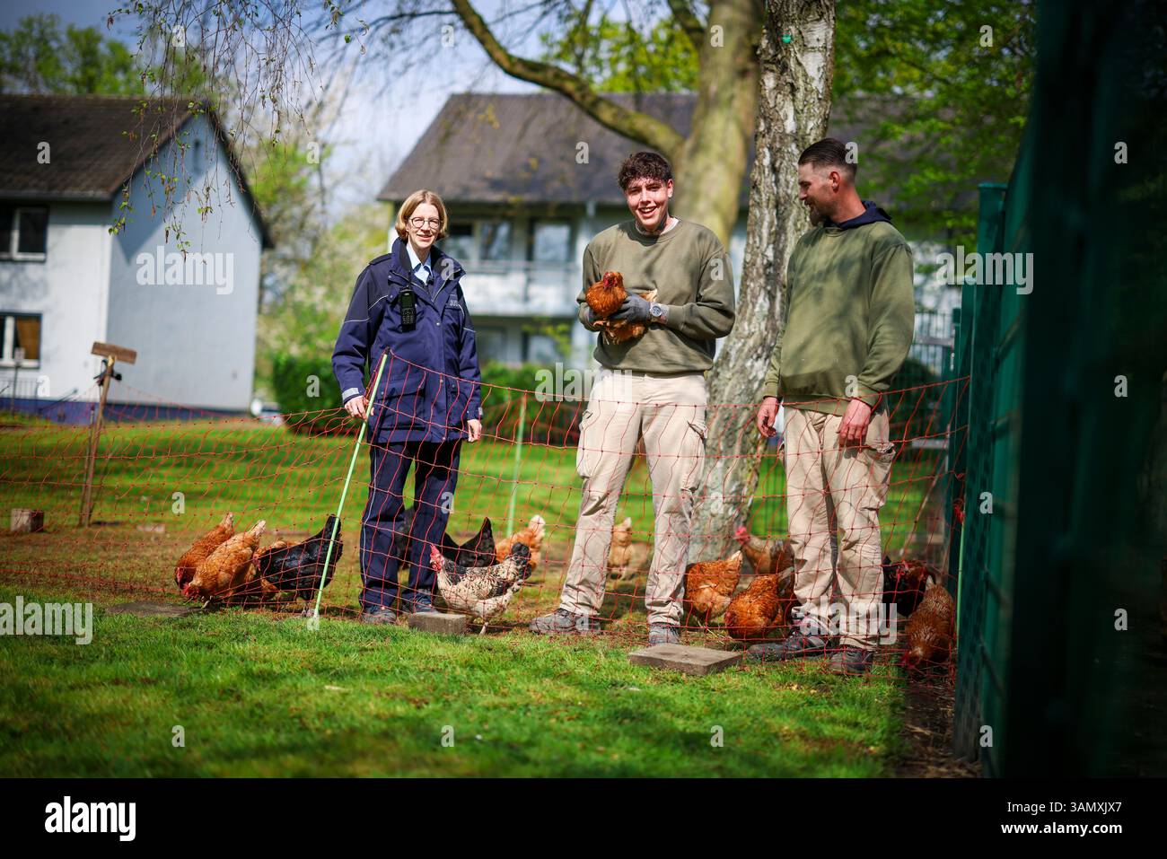 Castrop Rauxel, Germany. 14th Apr, 2025. Officer Annika Schäfer (l-r ...