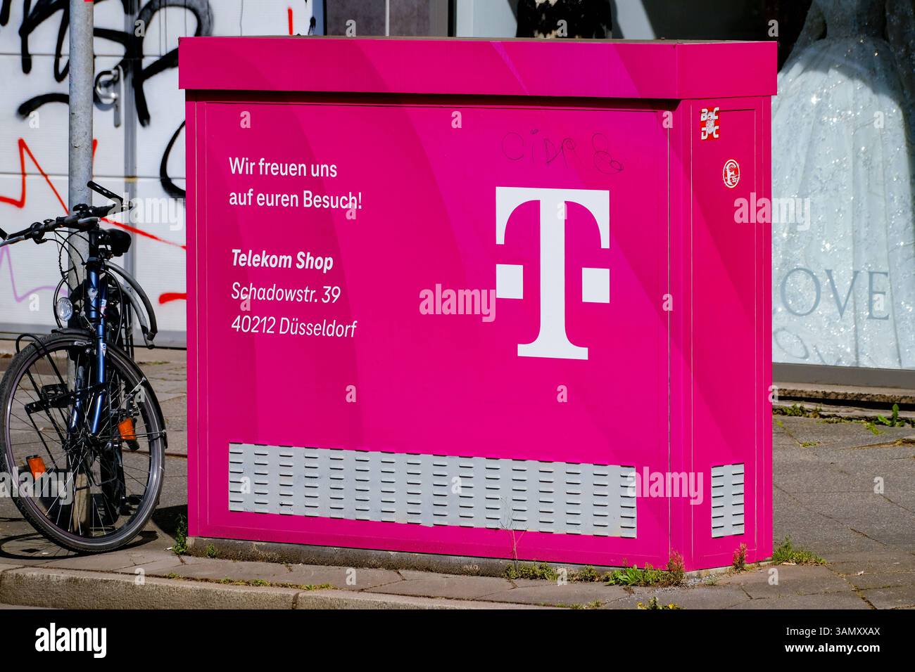 Düsseldorf 14.04.2025 Telekom Magenta Glasfaserausbau ...