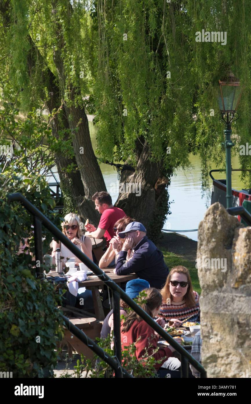 Around the Kennet and Avon Canal at Seend Wiltshire UK Busy lunchtime ...