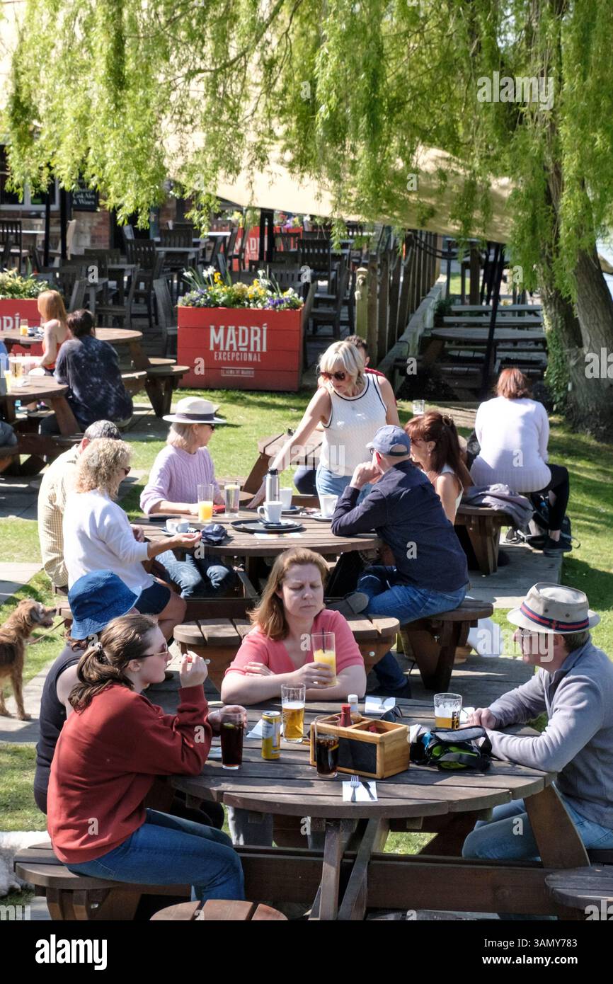 Around the Kennet and Avon Canal at Seend Wiltshire UK Busy lunchtime ...