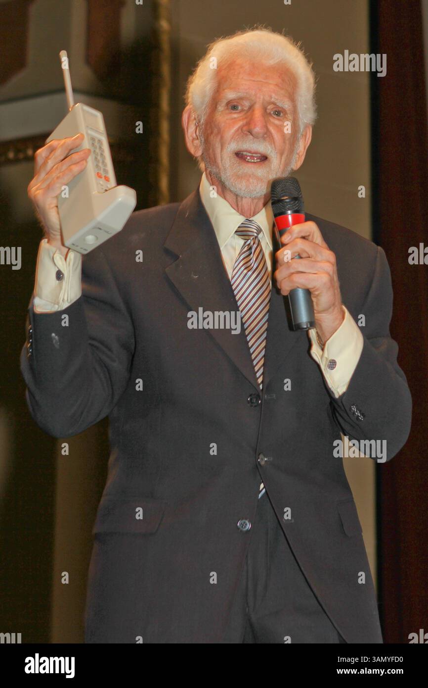 First cell phone inventor hi-res stock photography and images - Alamy