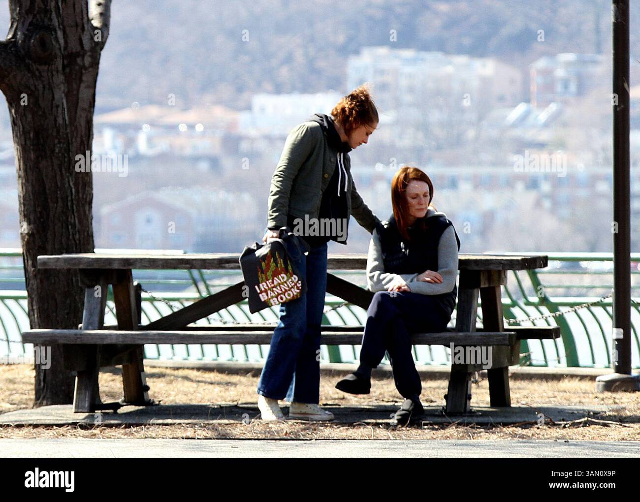 March 14, 2014 - New York City, NY, USA - Actresses Kristen Stewart (L ...