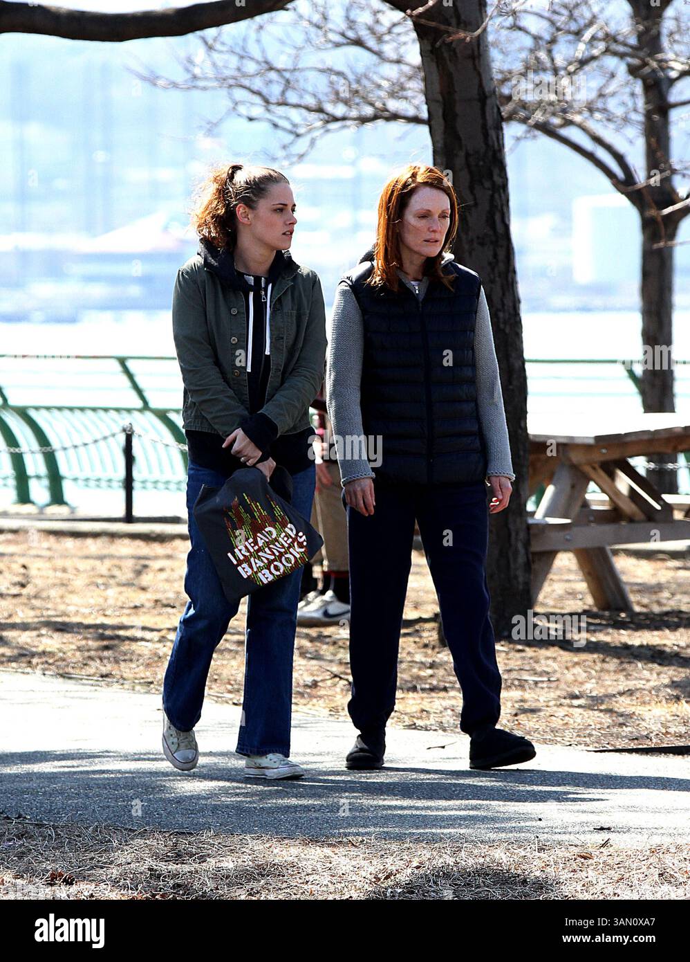 March 14, 2014 - New York City, NY, USA - Actresses Kristen Stewart (L ...