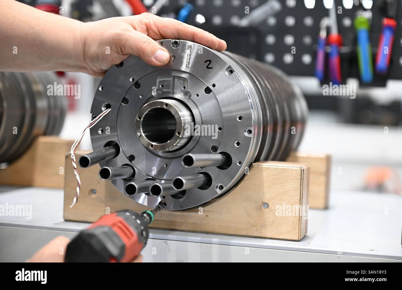 Gosheim, Germany. 08th Apr, 2025. Machines are assembled in an assembly ...