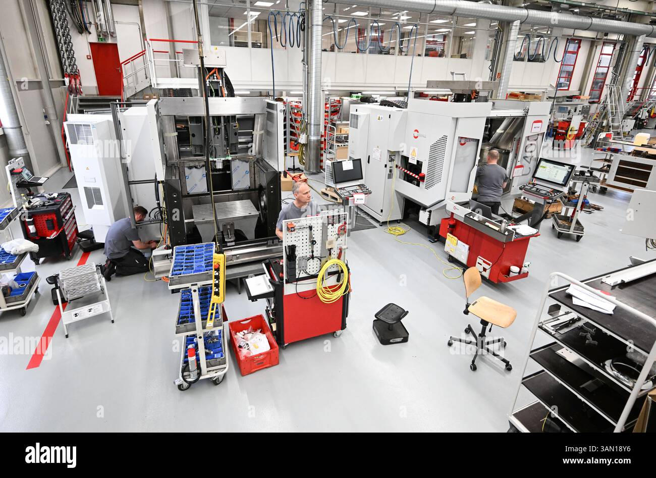 Gosheim, Germany. 08th Apr, 2025. Machines are assembled in an assembly ...