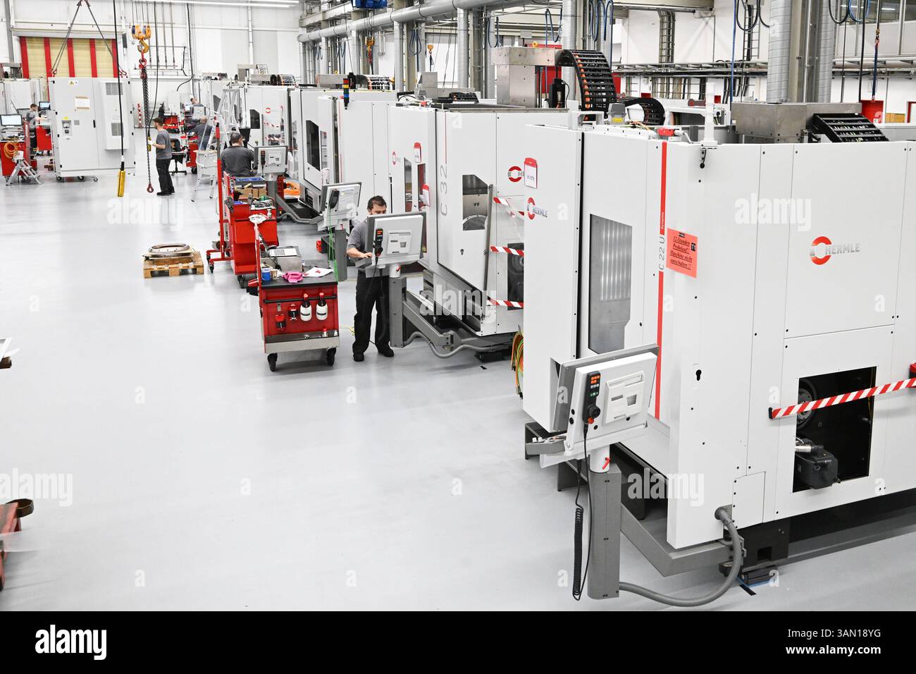 Gosheim, Germany. 08th Apr, 2025. Machines are assembled in an assembly ...