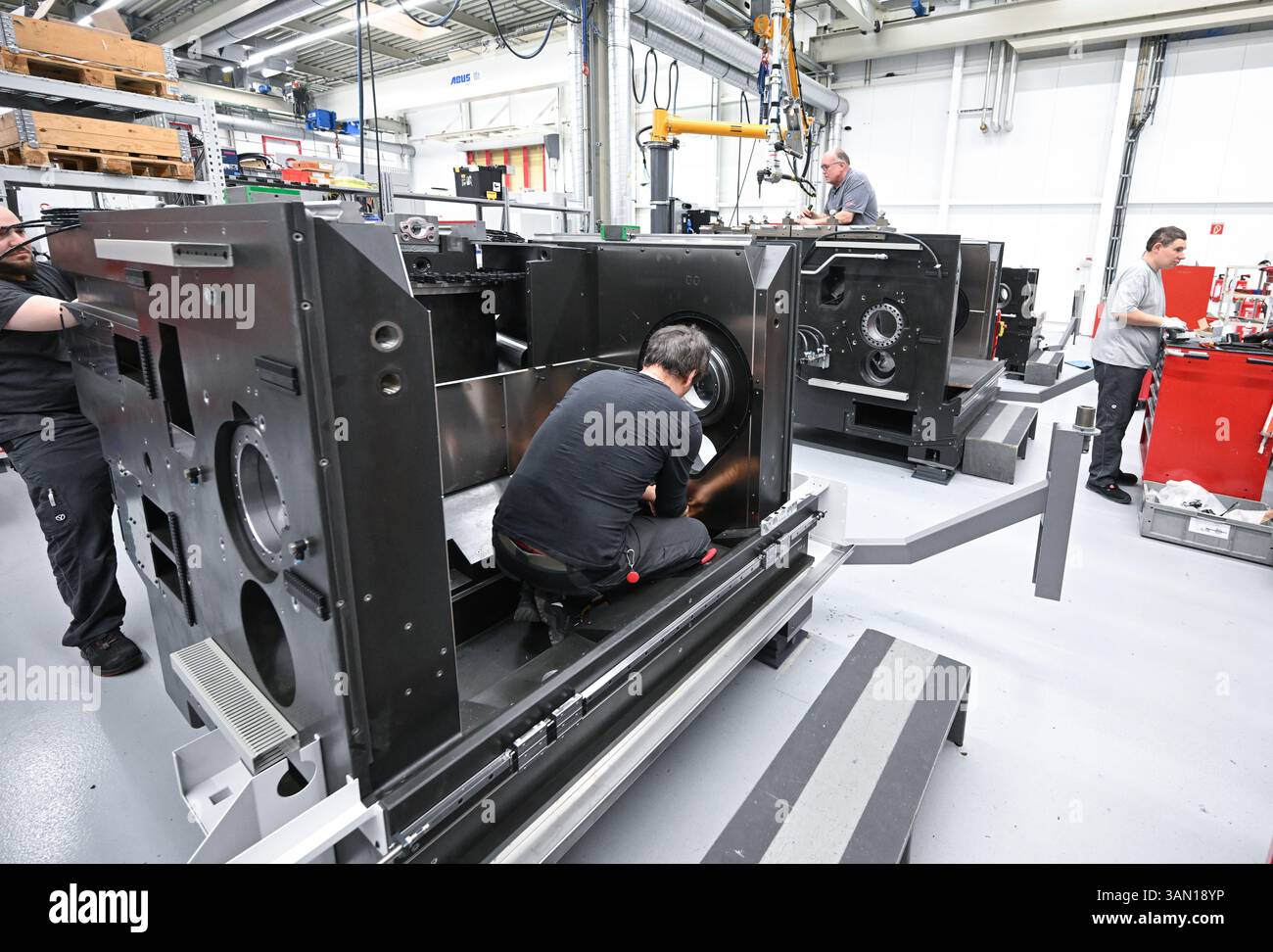 Gosheim, Germany. 08th Apr, 2025. Machines are assembled in an assembly ...