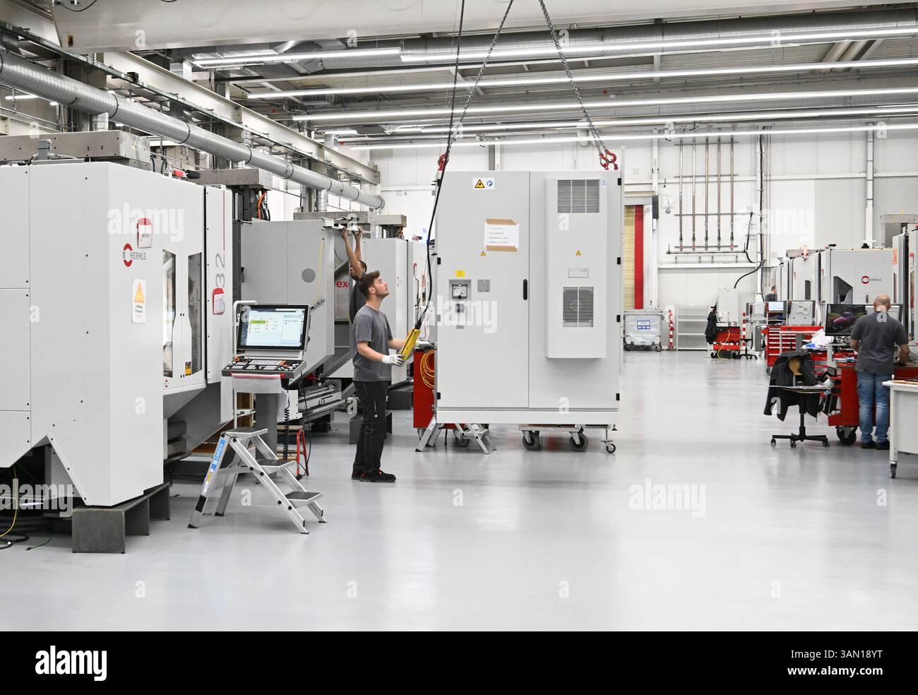 Gosheim, Germany. 08th Apr, 2025. Machines are assembled in an assembly ...