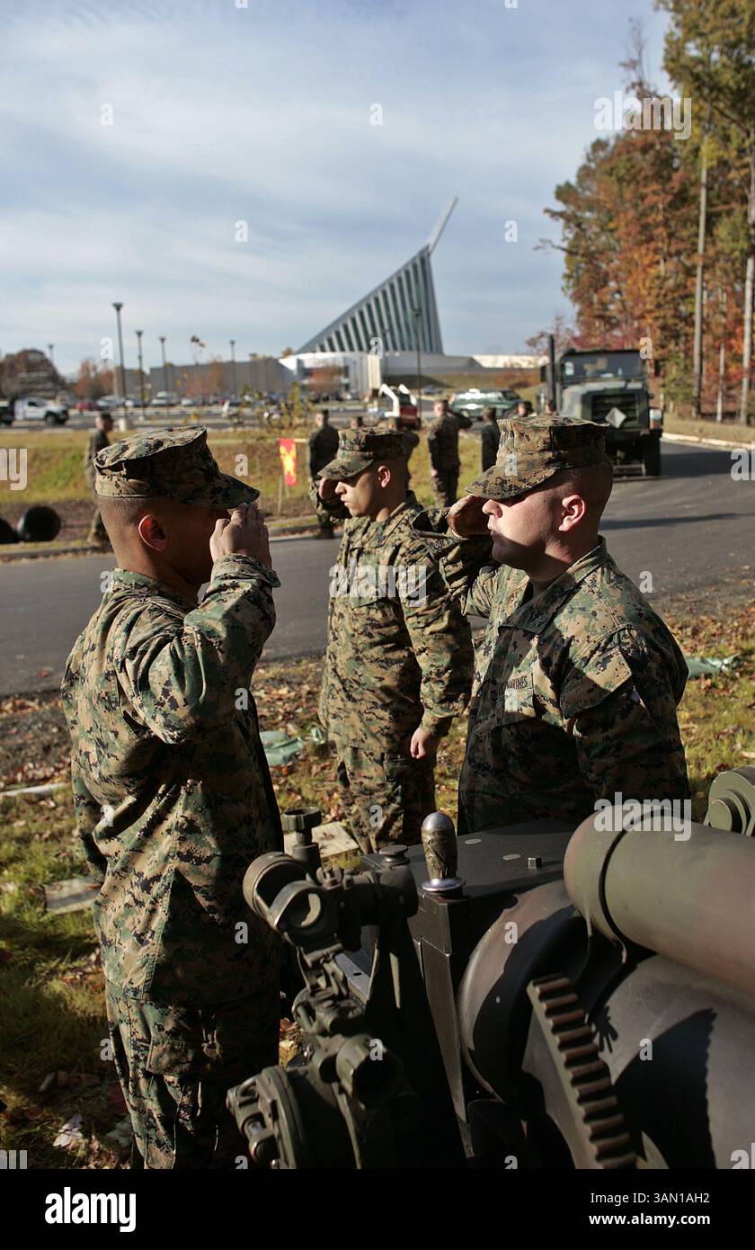 Oct. 31, 2006 - U.S. - A Marine artillery battery runs drills to ...
