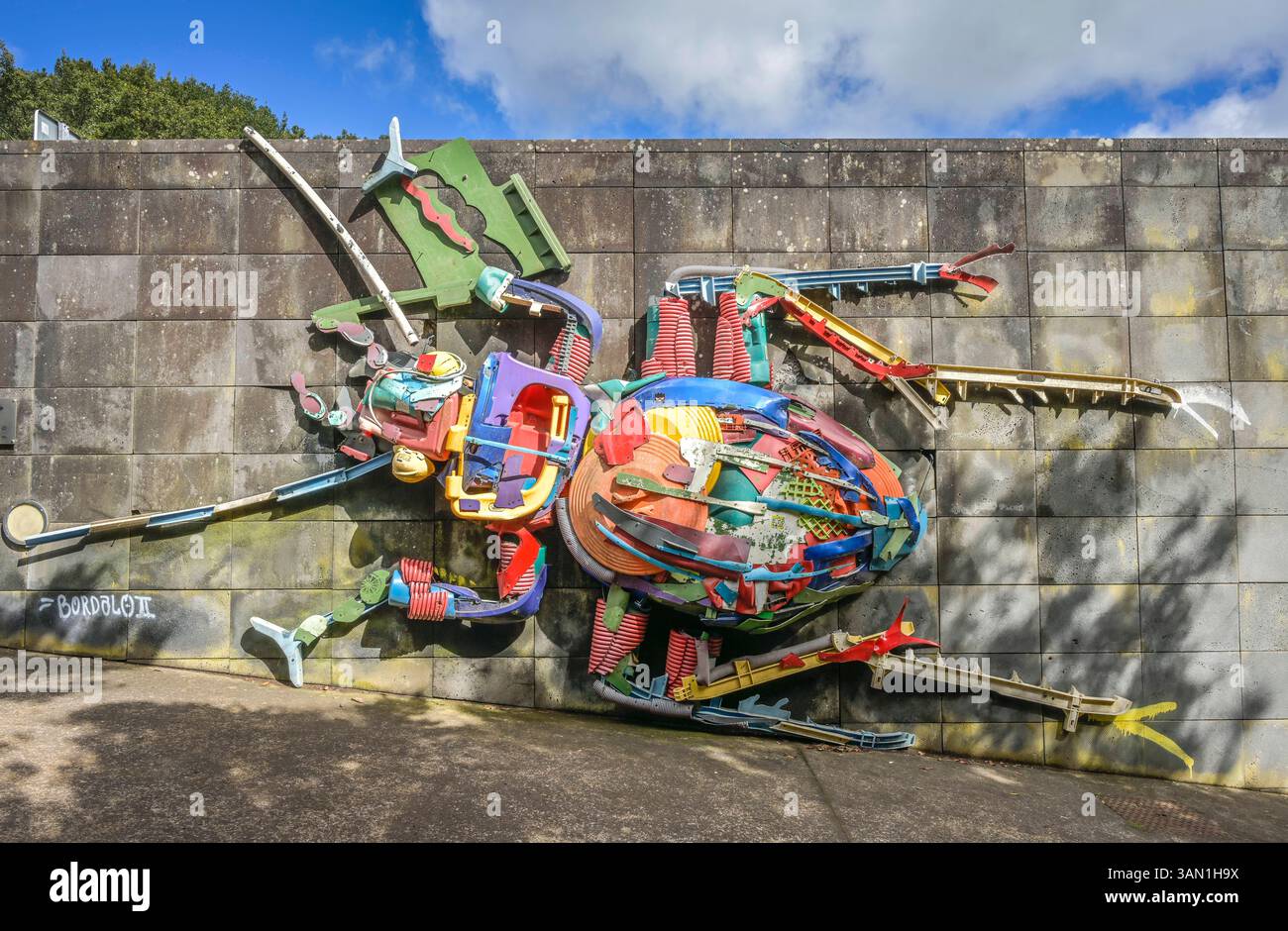 Kunstwerk am Mirador Cruz del Carmen, Escarabajo Gigante von Bordalo II ...
